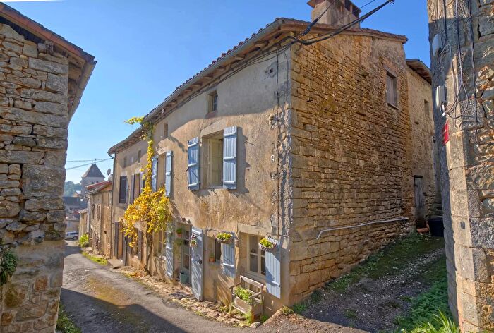 Maison à vendre - Nanteuil-en-Vallée - 5 pièces - 2 chambres