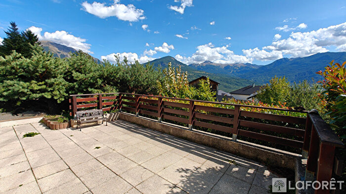 Maison à vendre - Embrun - 9 pièces - 8 chambres