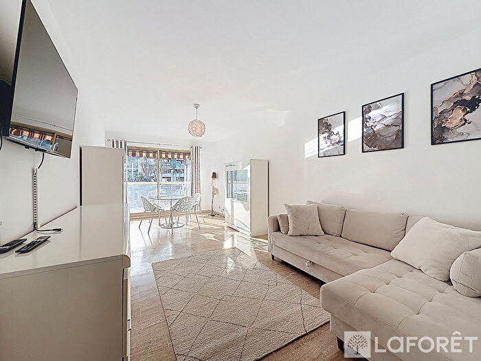 Appartement à louer - Menton, Hôtel de Ville, Vieille Ville, Musée, Madone, Carnolès - 2 pièces - 1 chambre