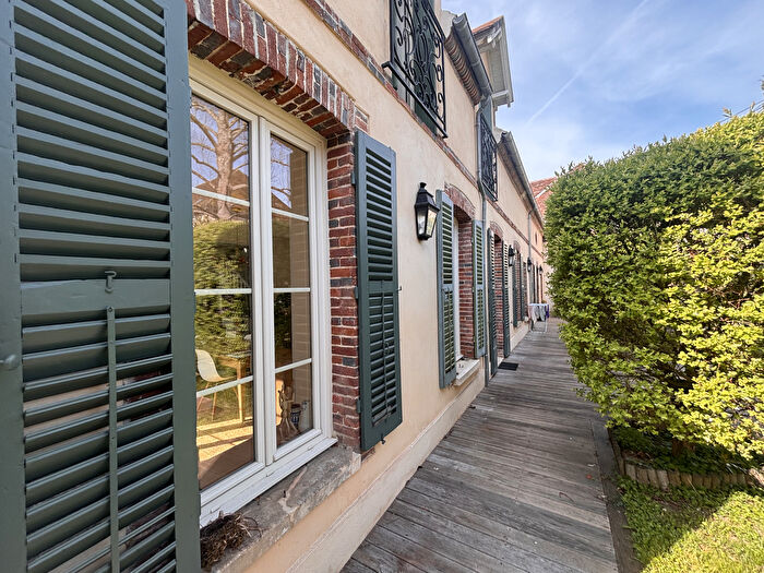 Villeneuve-sur-Yonne : Maison 8 pièces à vendre