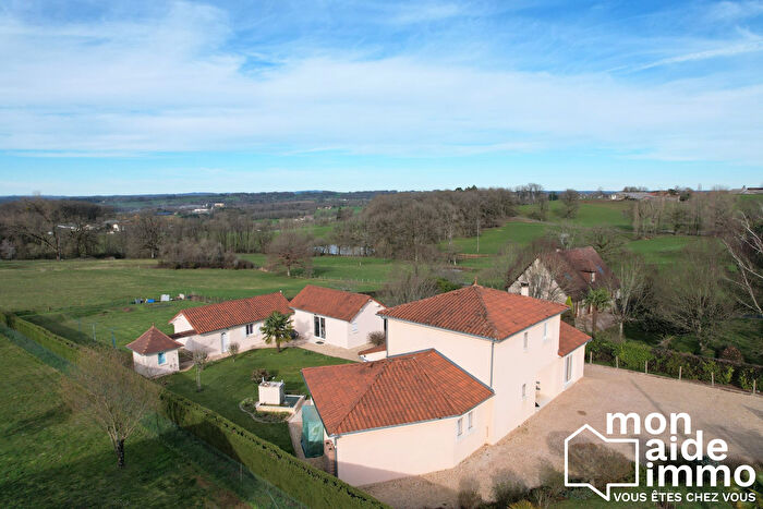 Maison à vendre - Thiviers - 6 pièces - 5 chambres