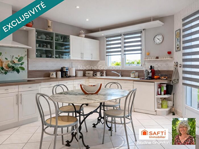 Maison à vendre - Brie-sous-Chalais - 7 pièces - 4 chambres