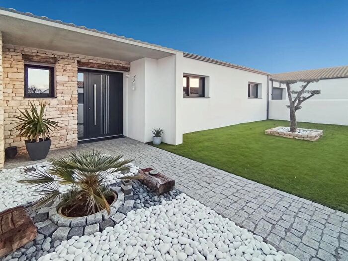 Maison à vendre - Saint-Sauveur-dAunis - 5 pièces - 4 chambres