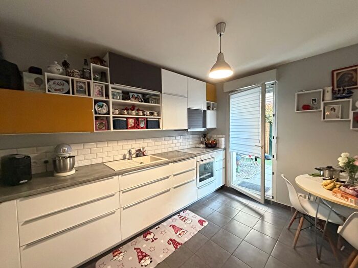 Appartement à vendre - Vénissieux, Centre-ville - 3 pièces - 2 chambres