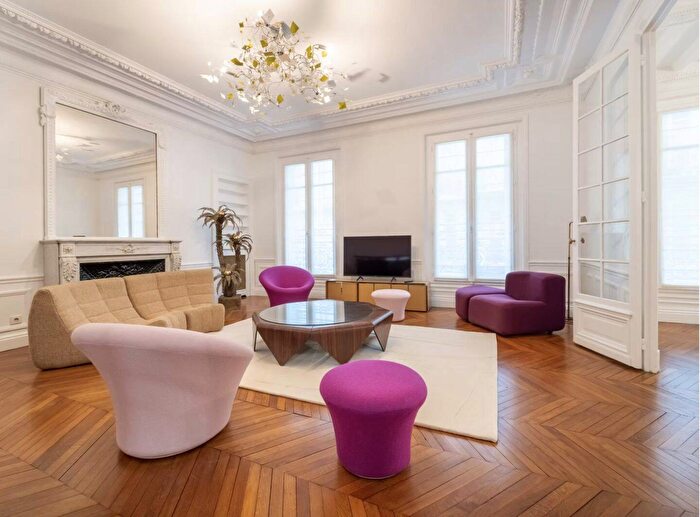 Appartement à louer - Clichy-Trinité, Paris ème arrondissement - 6 pièces - 4 chambres