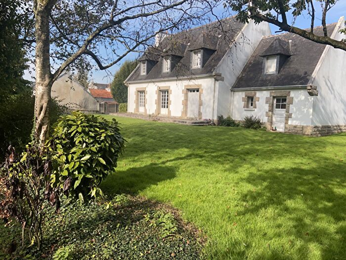 Maison à vendre - Carhaix-Plouguer - 8 pièces - 6 chambres