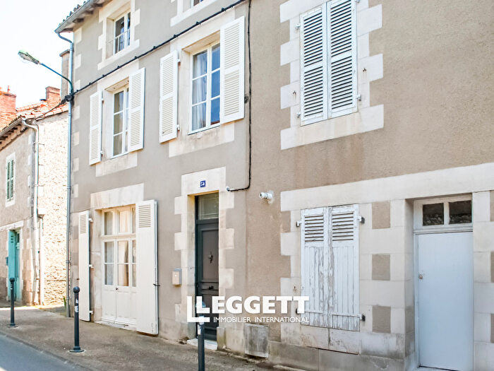 Maison à vendre - Montmorillon - 8 pièces - 4 chambres