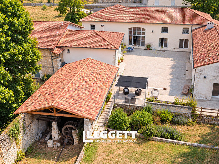 Saint-Maigrin : Maison 15 pièces à vendre