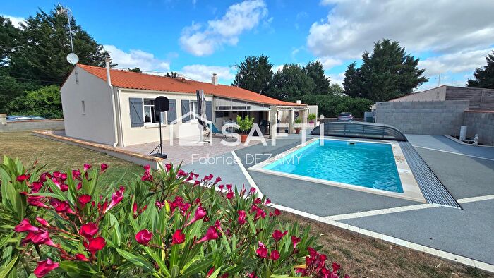 Maison à vendre - Saint-Jean-de-Beugné - 5 pièces - 4 chambres