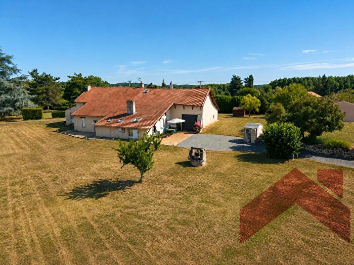 Maison 7 pièces à Saint-Front-de-Pradoux, à vendre