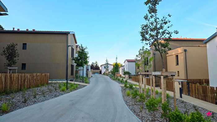Décines-Charpieu, Centre-ville : Appartement 3 pièces à vendre