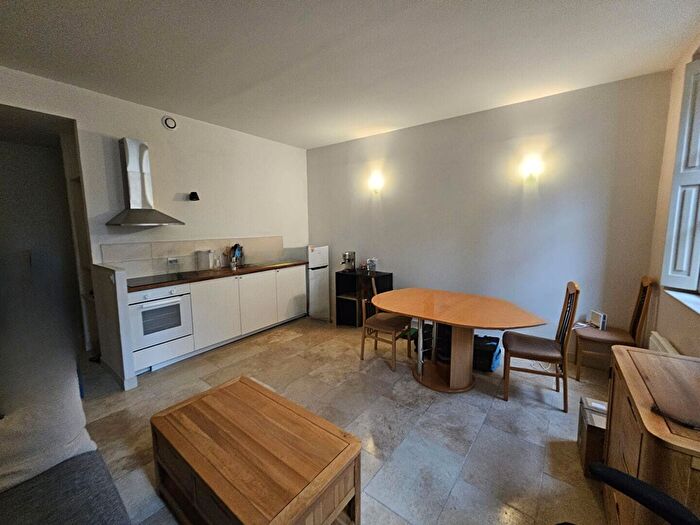 Appartement à louer - Pertuis, Centre-ville, Fours à Chaux, Claret - 3 pièces - 2 chambres