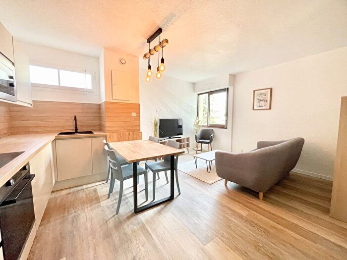 Appartement à louer - Plateau Ouest, Suresnes - 1 pièce