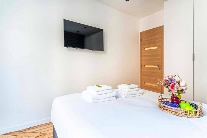 Appartement à louer - La Fourche-Guy Môquet, Paris ème arrondissement - 2 pièces - 1 chambre