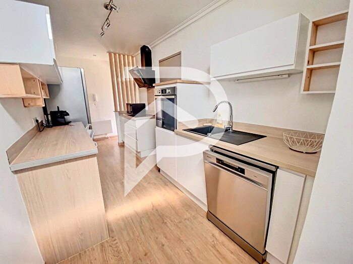 Appartement à louer - Gambetta, Nîmes - 4 pièces - 3 chambres