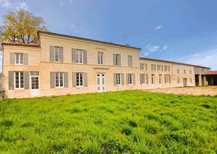 Maison à vendre - Cherves-Richemont - 9 pièces - 5 chambres