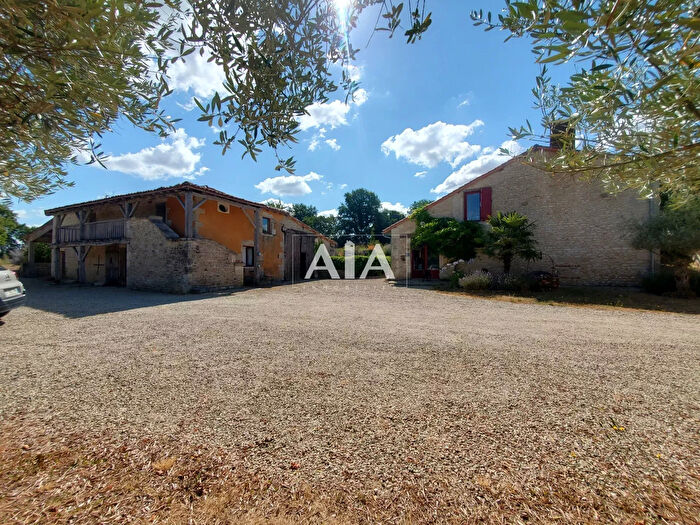 Maison 10 pièces à Lizant, à vendre