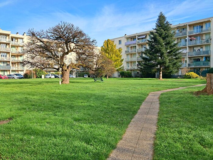 Appartement à vendre - Vaulx-en-Velin, Village - 3 pièces - 2 chambres