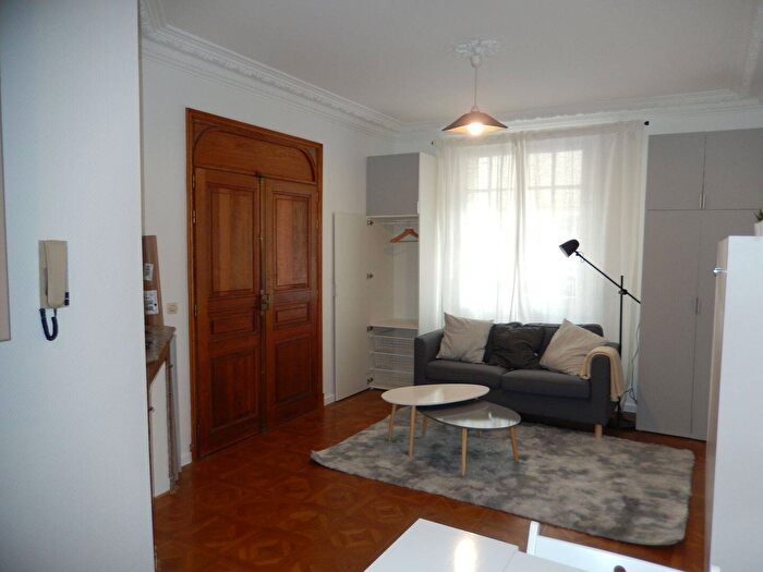 Hôtel de Ville-Planchette, Levallois-Perret : Appartement 1 pièce à louer