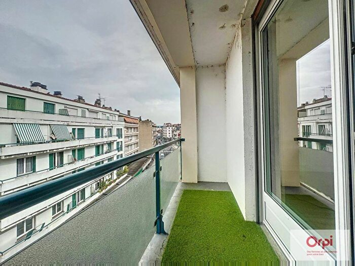 Appartement à louer - Cité Bretonnie-Chatelet-Favieres-Conches, Montluçon - 5 pièces - 4 chambres