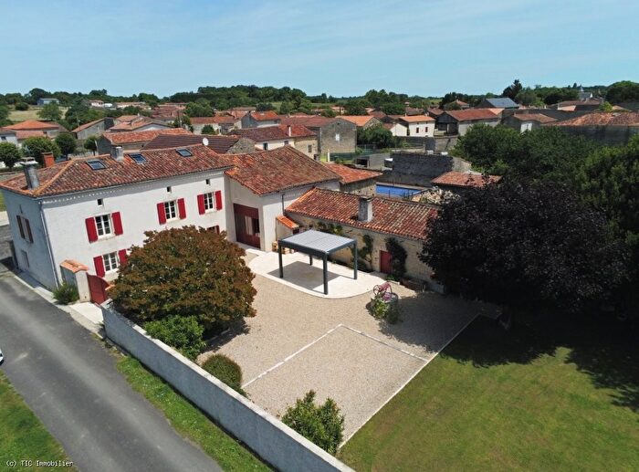Aigre : Maison 7 pièces à vendre