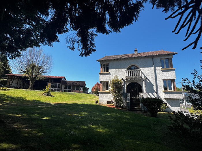 Maison à vendre - Saint-Yrieix-la-Perche - 7 pièces - 6 chambres