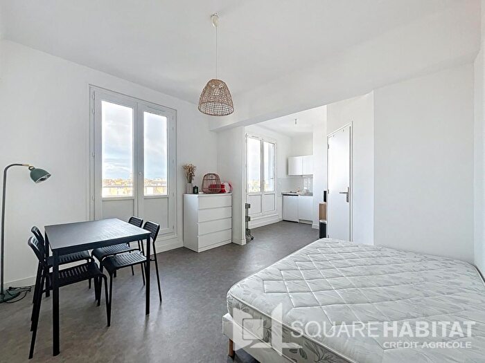 Appartement à louer - Quartiers Centre, Colombier - 1 pièce