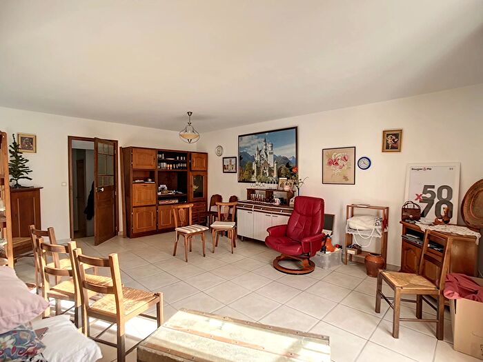 Maisons à vendre et appartements à louer - 1