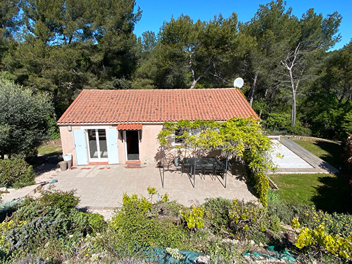 Maison à louer - Saint-Savournin - 6 pièces - 5 chambres