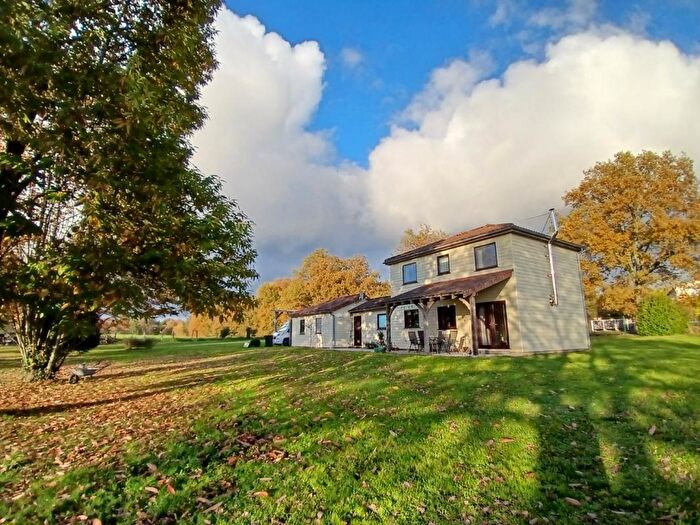 Maison à vendre - Saint-Saud-Lacoussière - 7 pièces - 4 chambres