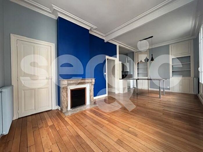 Appartement à louer - Reims, Centre-ville - 4 pièces - 2 chambres