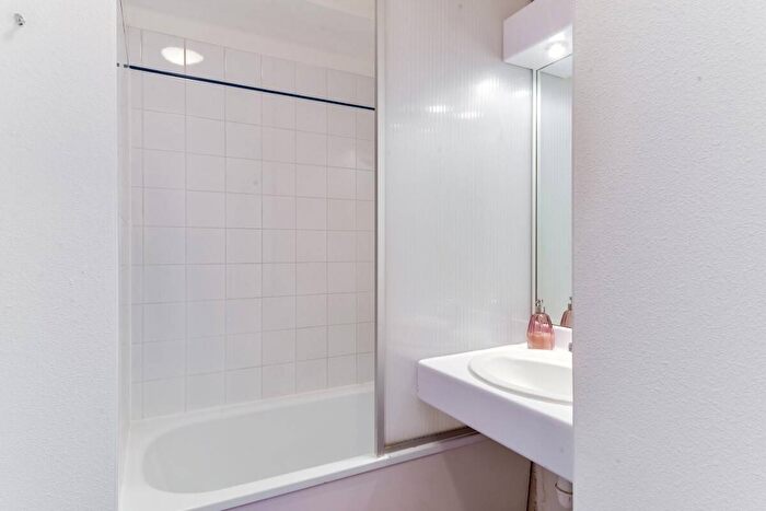 Appartement à louer - Centre Ville, Aix-en-Provence - 1 pièce