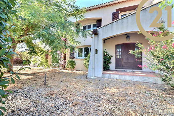 Maison à vendre - Fréjus - 9 pièces - 3 chambres