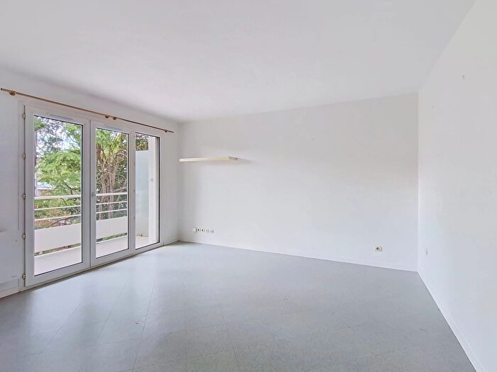 Combs-la-Ville, République : Appartement 1 pièce à louer