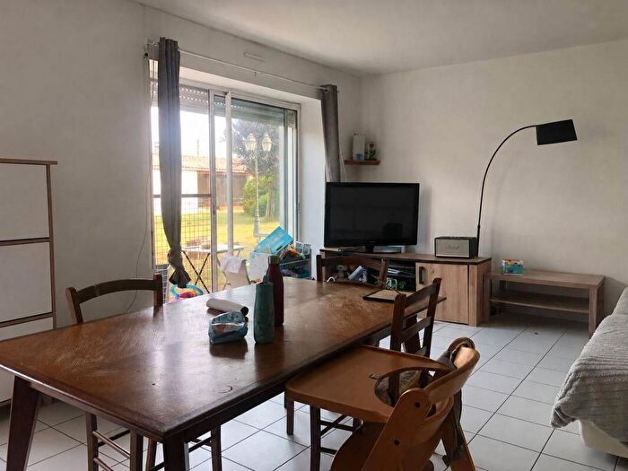 Pont-l'Abbé-d'Arnoult : Appartement 3 pièces à louer