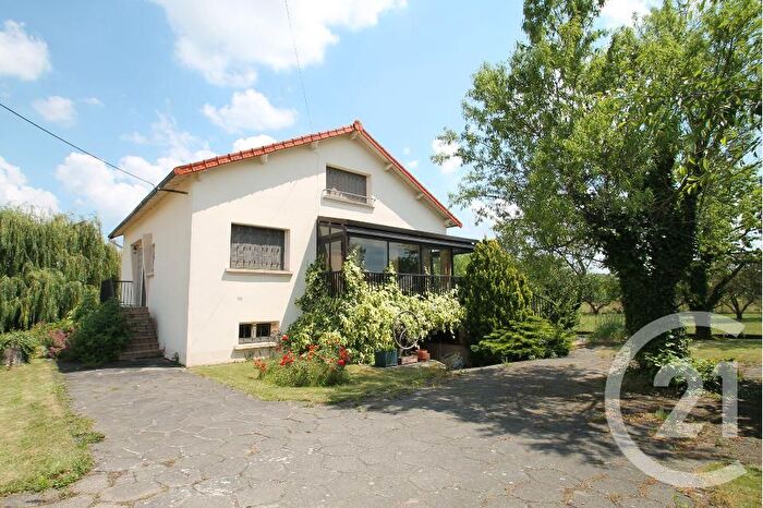 Maison à louer - Gannat - 5 pièces - 4 chambres