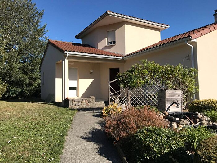 Maison à louer - Arpajon-sur-Cère - 4 pièces - 3 chambres