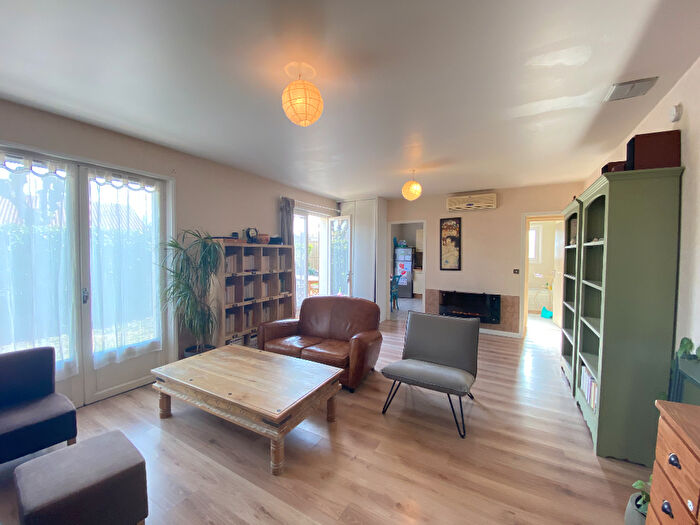 Maison à louer - Saint-Pierre-du-Mont - 4 pièces - 3 chambres