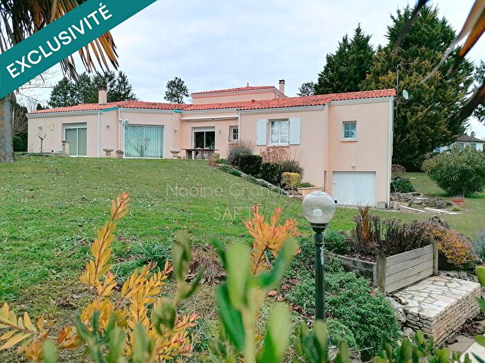 Maison à vendre - Barbezieux-Saint-Hilaire - 9 pièces - 5 chambres