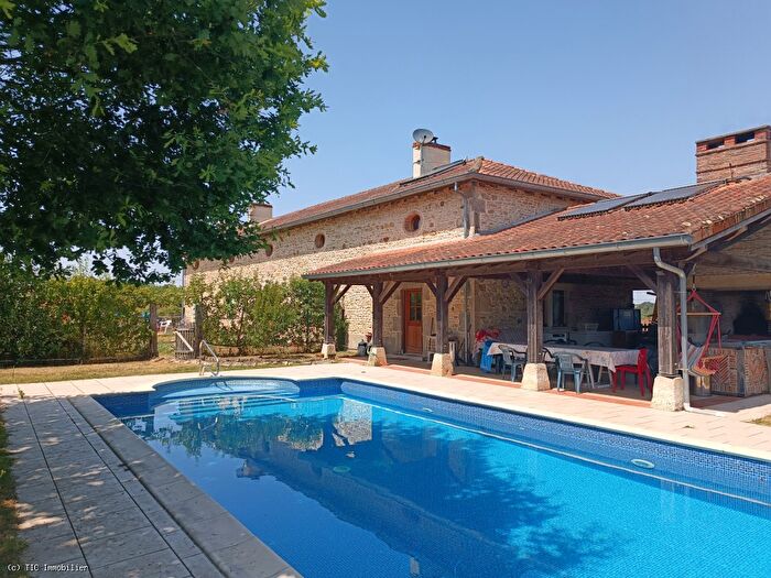 Maison 8 pièces à Charroux, à vendre