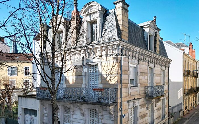 Maison à vendre - Vichy, Coeur de Ville - 11 pièces - 6 chambres