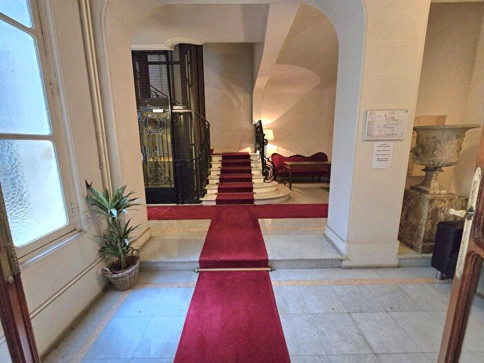 Appartement à louer - Chaillot, Paris ème arrondissement - 3 pièces - 2 chambres