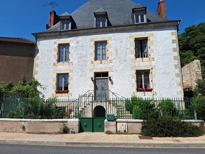 Maison à vendre - Civray - 15 pièces - 5 chambres