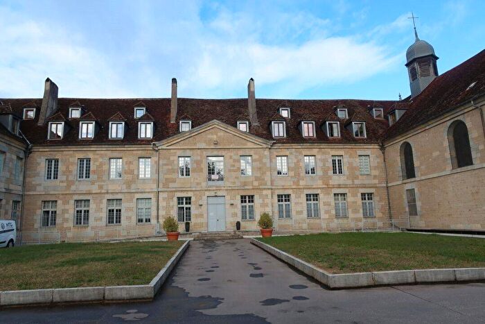 Appartement 5 pièces à École-Valentin, à louer