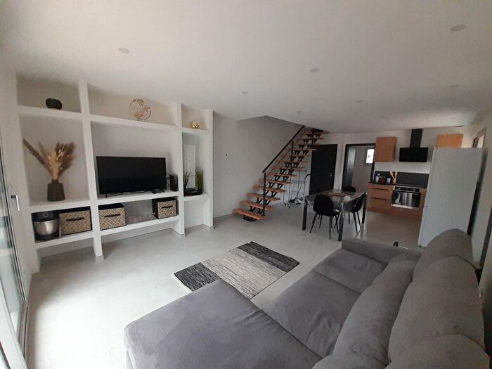 Maison à louer - Tavaux - 4 pièces - 3 chambres