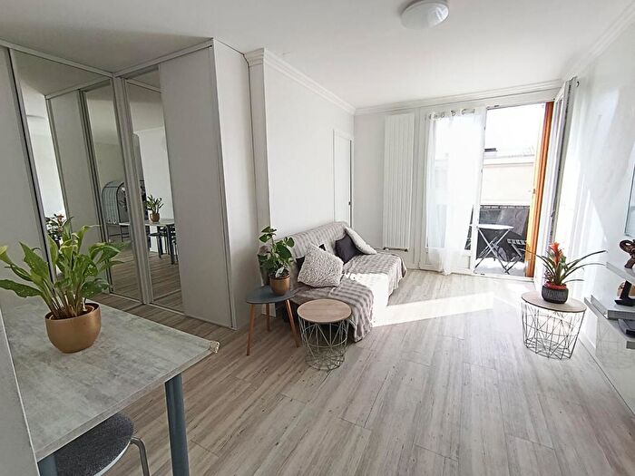 Combs-la-Ville, République : Appartement 1 pièce à vendre