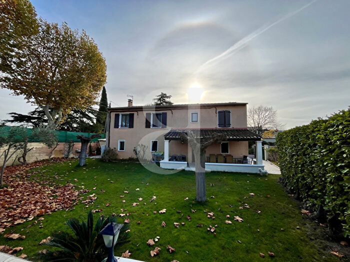 Maison à vendre - Saint-Étienne-du-Grès - 5 pièces - 3 chambres