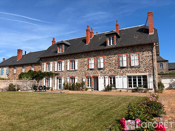 Maison à vendre - Ruynes-en-Margeride - 9 pièces - 7 chambres
