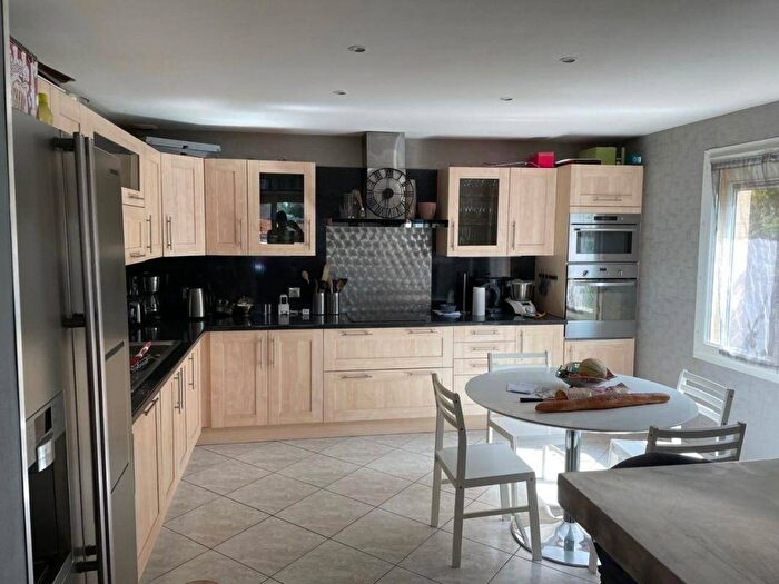 Maison à louer - Saint-Trivier-de-Courtes - 4 pièces - 3 chambres