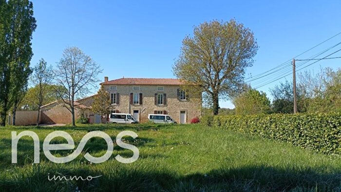 Maison 18 pièces à Saint-Léger-de-la-Martinière, à vendre